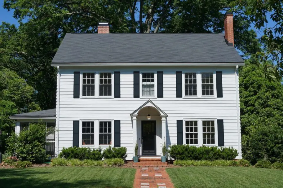 20 Stunning Shutter Colors for Your White House