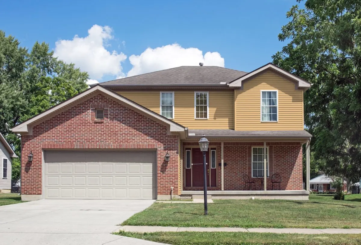 Mastering Harmony: 16 Siding Colors for Red Brick Homes