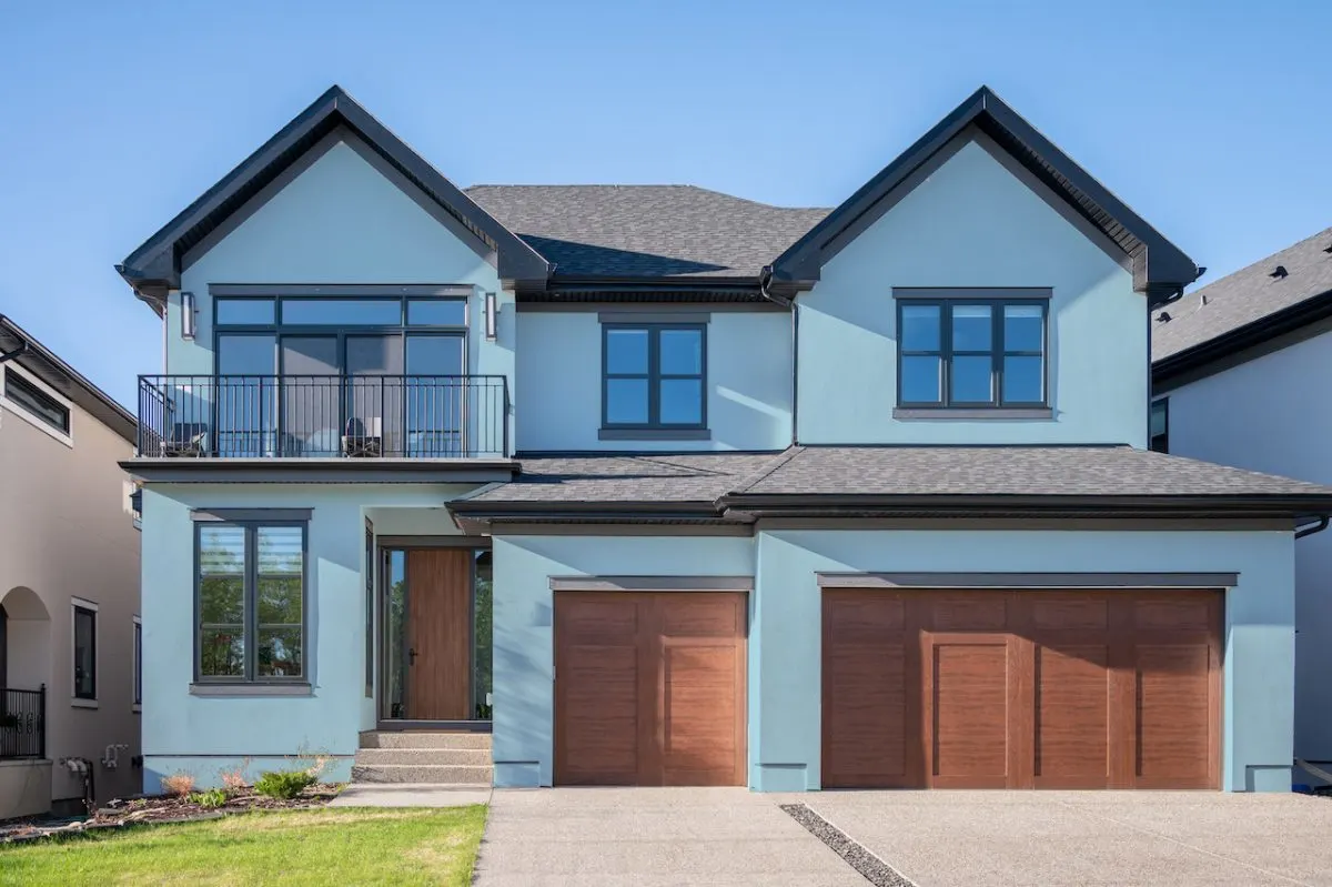 19 House Colors to Pair With a Gray Roof for Stellar Curb Appeal