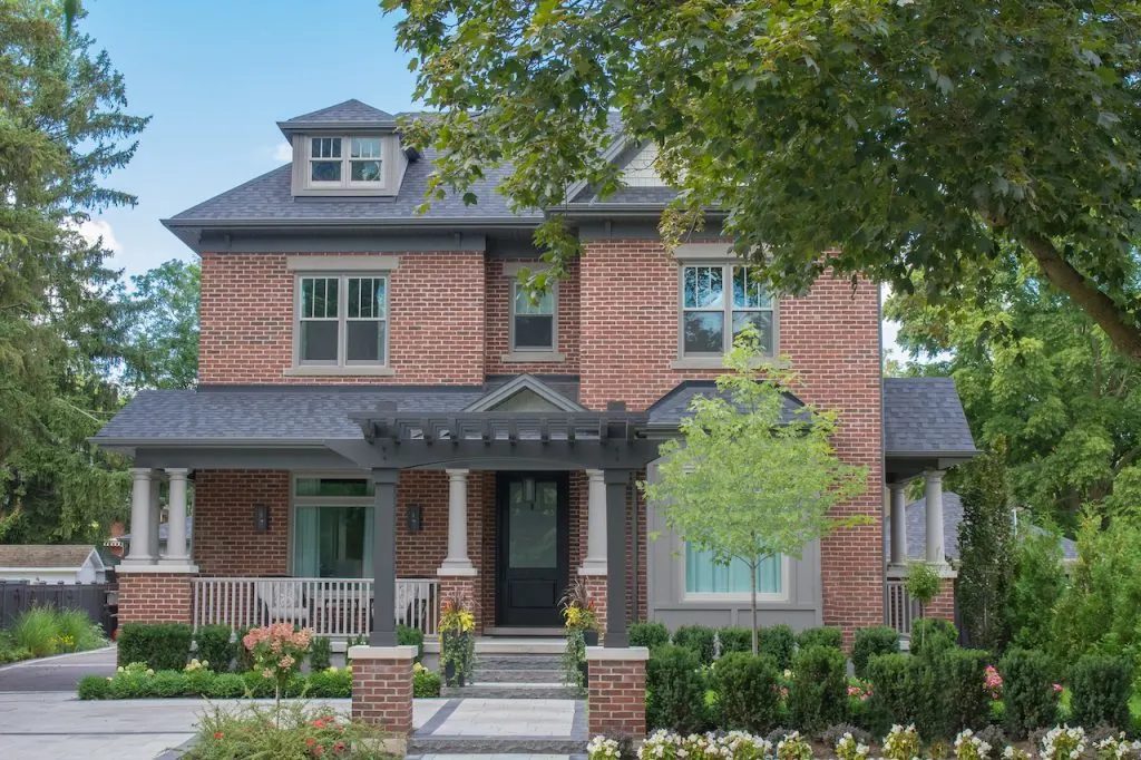 17 Exceptional Trim Colors to Elevate Your Brick House Aesthetic