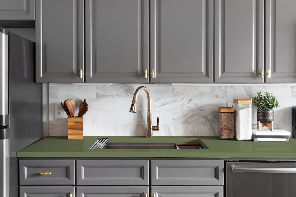 18 Striking Countertop Ideas for Gray Kitchen Cabinets