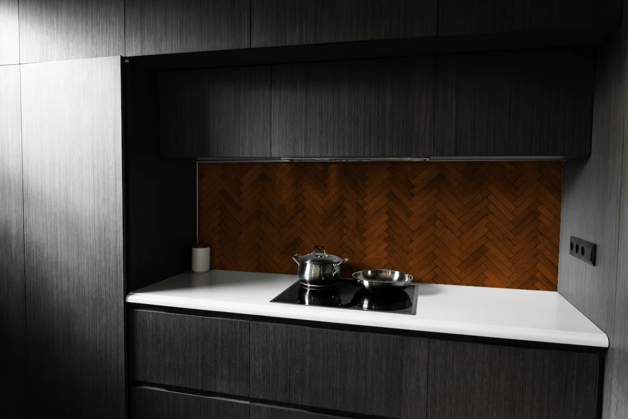 16 Innovative Backsplash Ideas to Elevate Dark Kitchen Cabinets